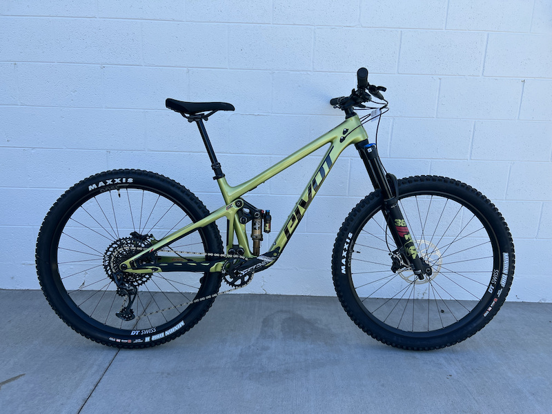2022 Unridden Pivot SwitchBlade Lime Green Medium For Sale