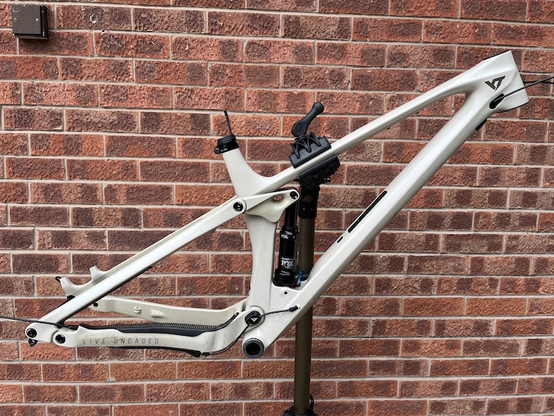 YT IZZO FRAME - M - CHOICE OF SHOCK - BB - HEADSET For Sale