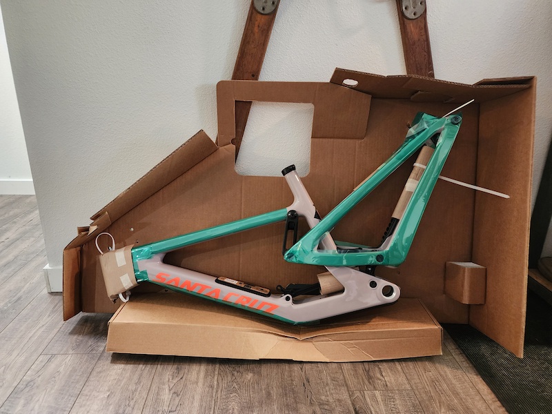 2023 Santa Cruz Nomad v6 Large frame in box For Sale