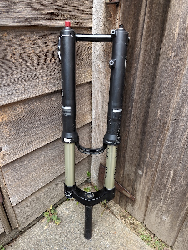 Lyric Fork with 1 1/8 in steer tube for 26' wheels For Sale