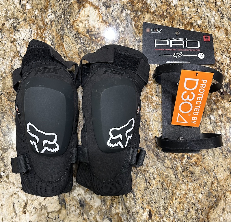 2023 Fox Launch Pro Knee Pads *BRAND NEW, Size Medium* For Sale