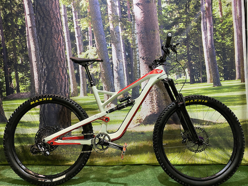 2018 YT Jeffsy CF CARBON 18″ Medium Frame 27.5 Capra For Sale
