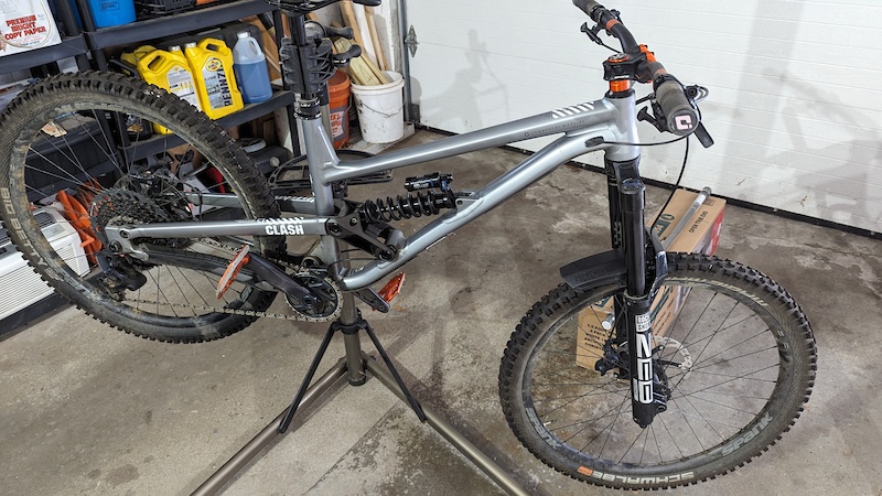 2021 Commencal Clash Race med 27.5 upgraded clean For Sale