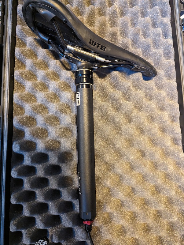 2022 Rockshox reverb stealth dropper post and SC saddle For Sale
