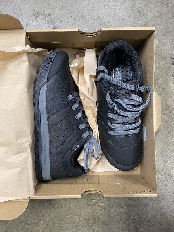 2021 Specialized 2F0 DH Flat Size 42 Black/Cool Grey For Sale