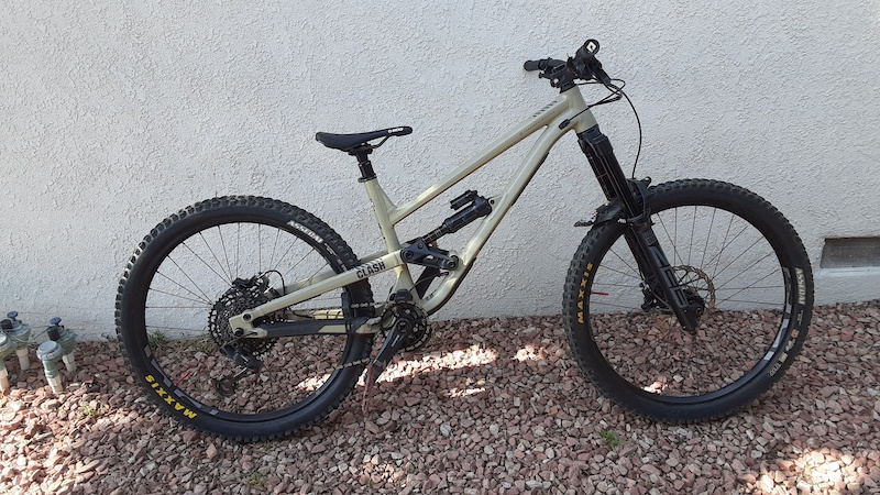 2022 Commencal Clash Sand Medium WITH UPGRADES For Sale