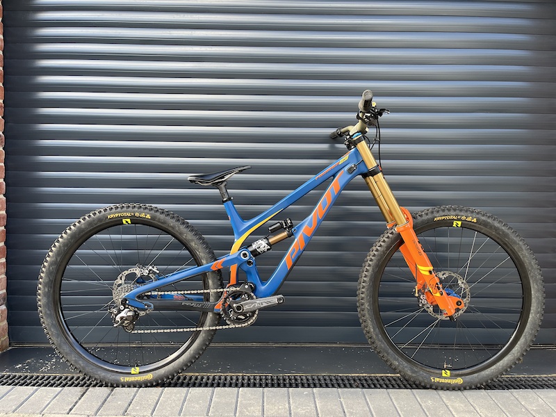 2022 Pivot Phoenix 29 Factory Team Large For Sale