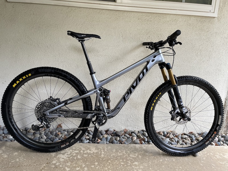 2021 Pivot Trail 429, Medium, Silver For Sale