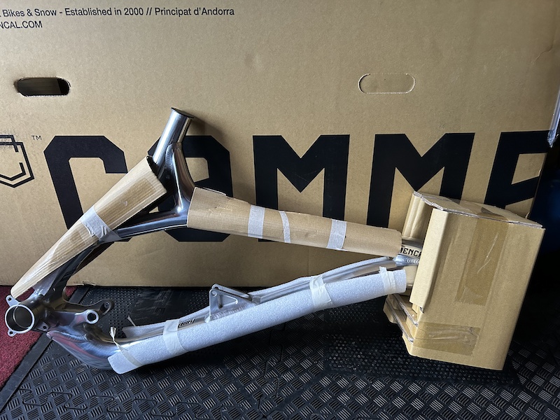 2024 Commencal Supreme V4 DH MX Medium Front triangle For Sale