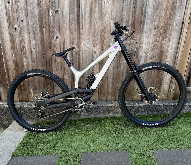 2021 Custom YT Tues CF Pro 29. Size Regular For Sale
