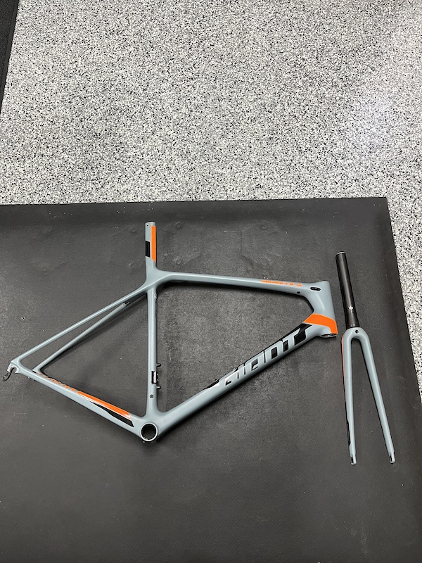 2018 Giant TCR Advanced SL 2- KOM Rim brake For Sale