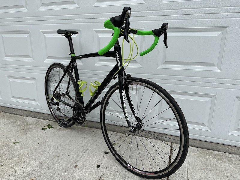 2011 56cm Raleigh Revenio 3.0 road bike For Sale