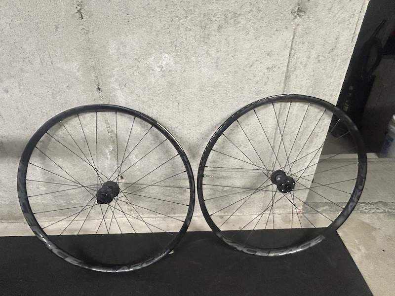 2023 RaceFace Arc 27 on Dt Swiss 370 hiba For Sale