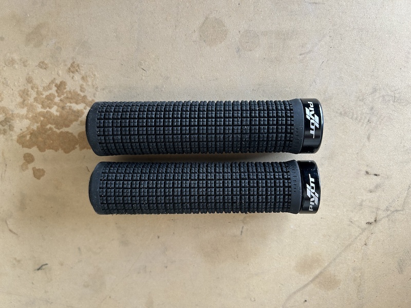 2022 Pivot Phoenix Lock-On Grips For Sale