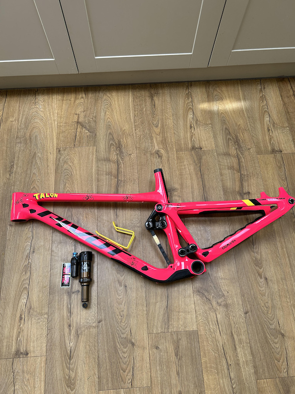 2024 Pivot Switchblade Frame Limited Edition Neon Pink L For Sale