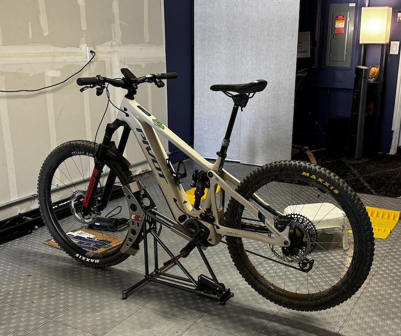 2024 Pivot Shuttle AM Team XX Eagle (White, Medium) For Sale