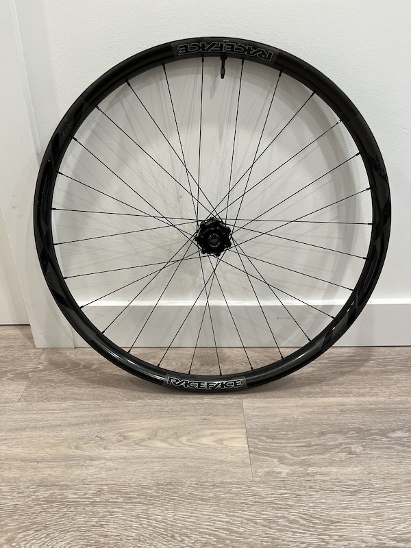 Raceface 29” Next R31 carbon wheel (front) For Sale