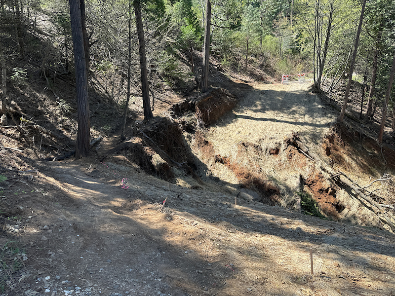 Lyons Lake Road Multi Trail - sierra village, California