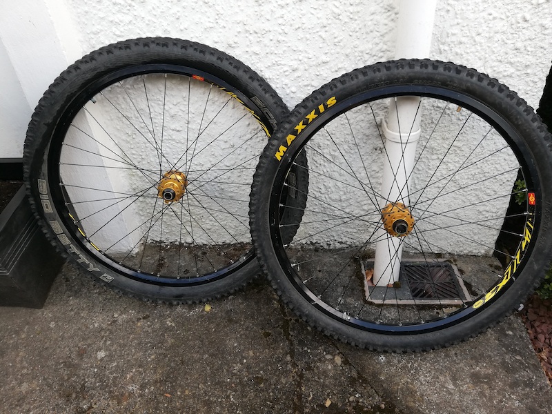 2011 Hope pro 2 on Mavic full wheelset For Sale