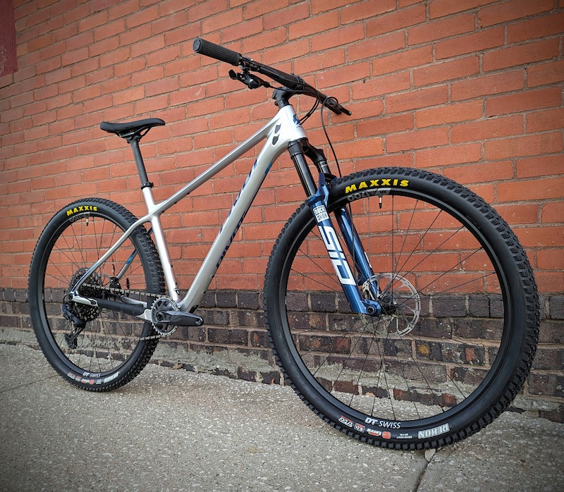 2024 Pivot LES SL Demo Bike w/ Warranty. 21.7 Pounds. For Sale