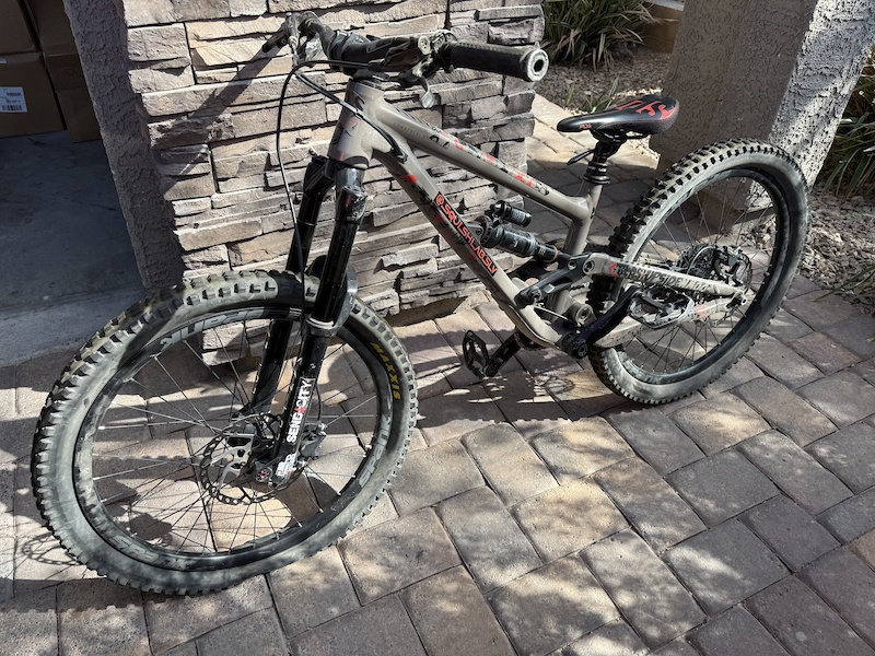 2022 24" Commencal Clash For Sale