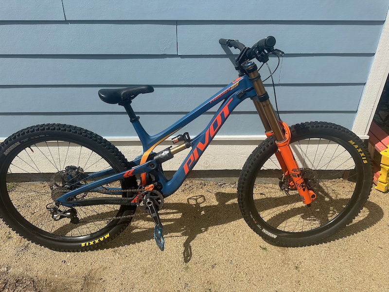 2023 Pivot Phoenix 29 Large DH Bike w/ 2025 Fox 40 Grip X2 For Sale