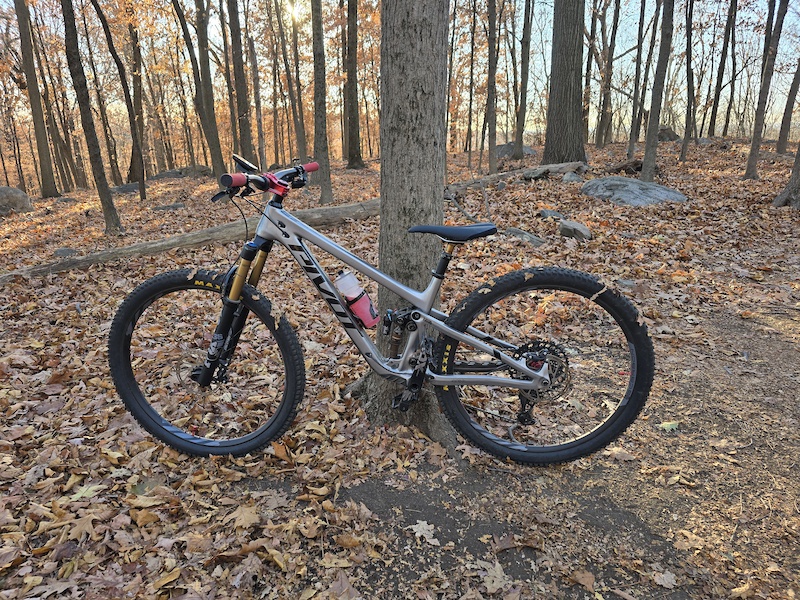 2021 Pivot trail 429 , enduro , medium size ,silver color For Sale