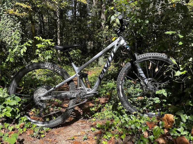 2023 Pivot 429 medium silver For Sale
