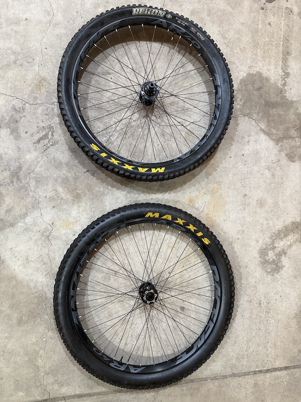 2022 Raceface ARC40 27.5 Wheels: Novatec Hubs, Maxxis Rekon For Sale