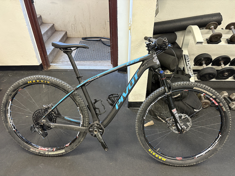2019 Pivot Les 29' Carbon-- Large For Sale