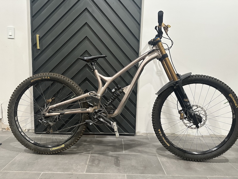 2022 Commencal Supreme V4 (medium), Black friday price For Sale
