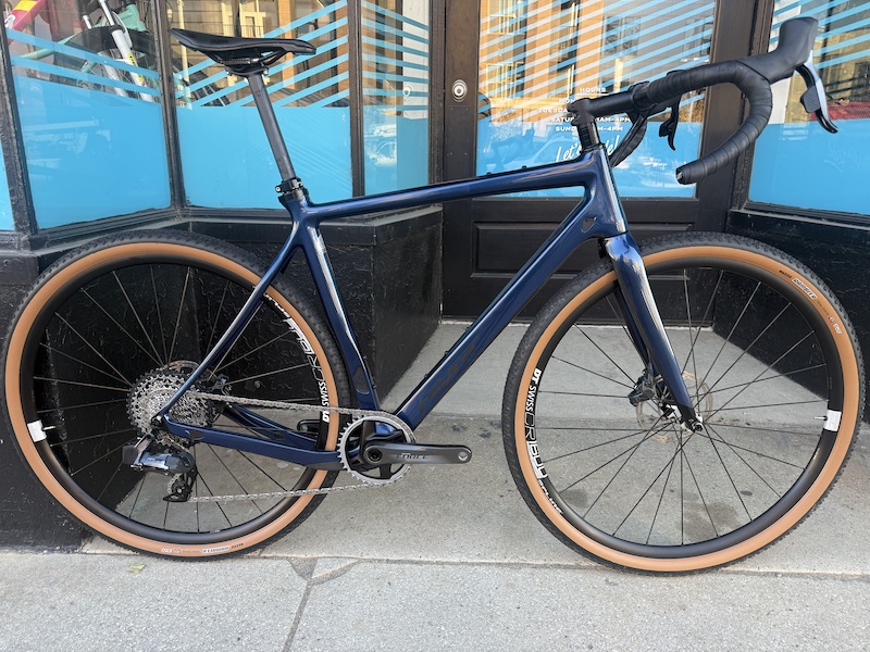 2023 Pivot Vault – Medium – SRAM Force AXS, DT Swiss For Sale