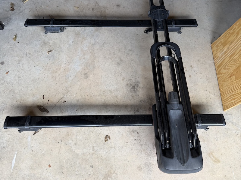 2023 Yakima Roof Rack: towers, bars and carrier For Sale