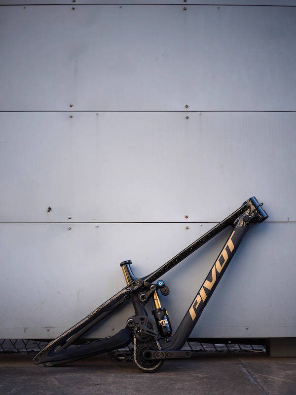 2023 Pivot Phoenix V5 Carbon Frame – Size M For Sale