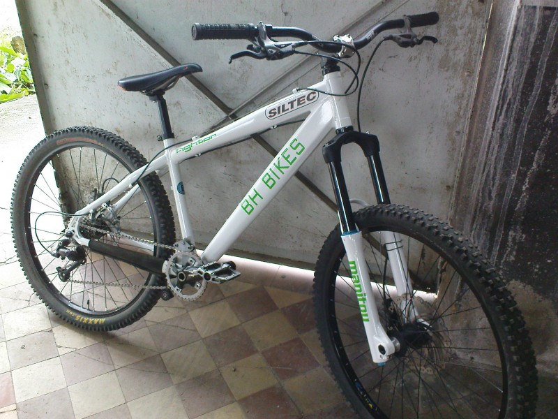 ludo at bh fighter in Roanne, France - photo by ludodh42 - Pinkbike