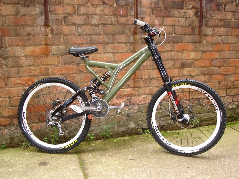 CLUB ROOST DH8 at CLUB ROOST DH8 in Grimsby, United Kingdom - photo by ...