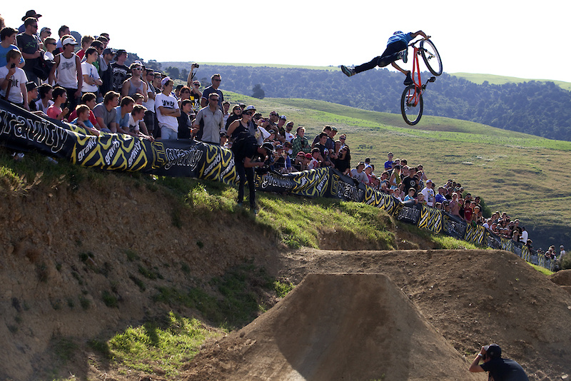 Red Bull video of the 2011 Unit Farm Jam - Pinkbike
