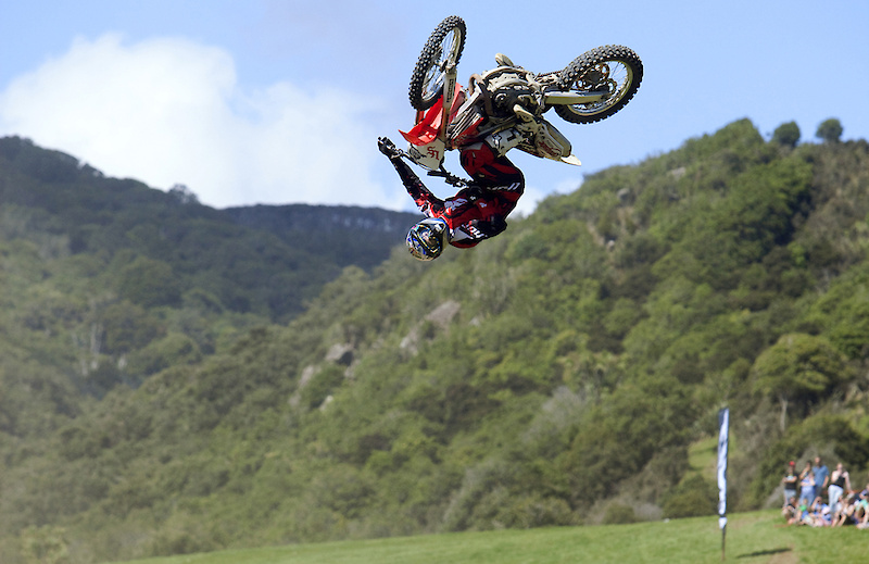 MacFarlane victorious at 2011 Unit Farm Jam - Pinkbike