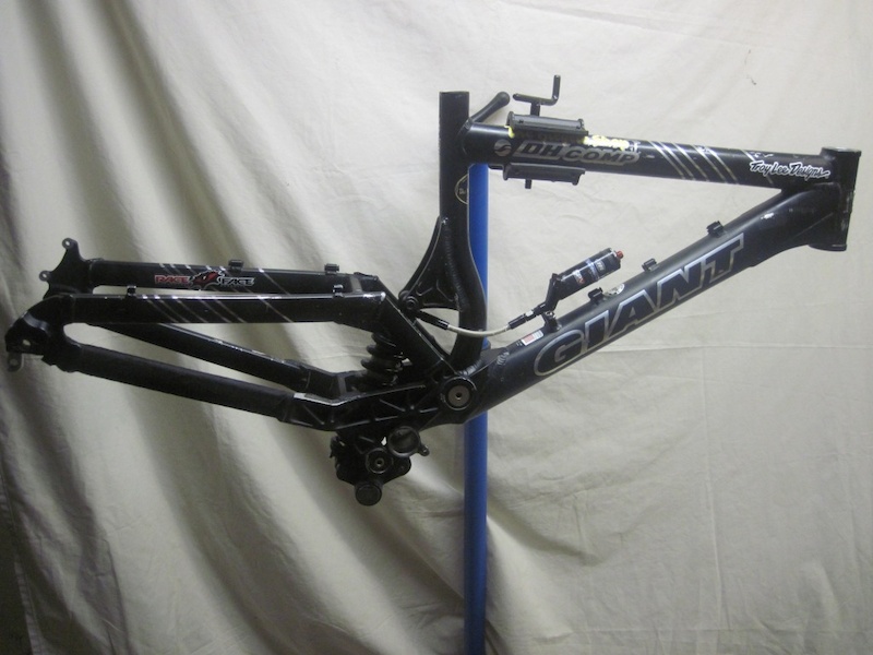 Giant 16.5" DH Comp + Extras For Sale