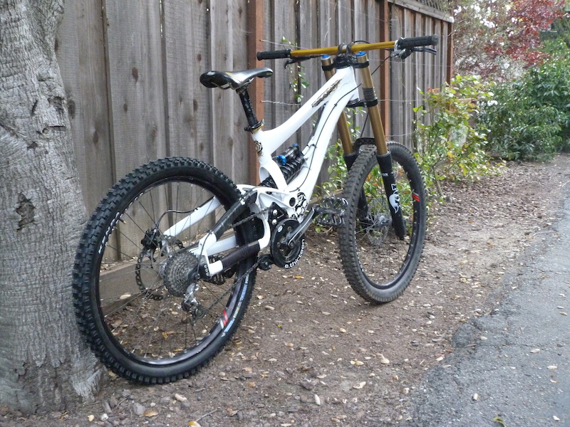 2011 Medium Trek Session 10 W/ Fox 40 Kashima. For Sale