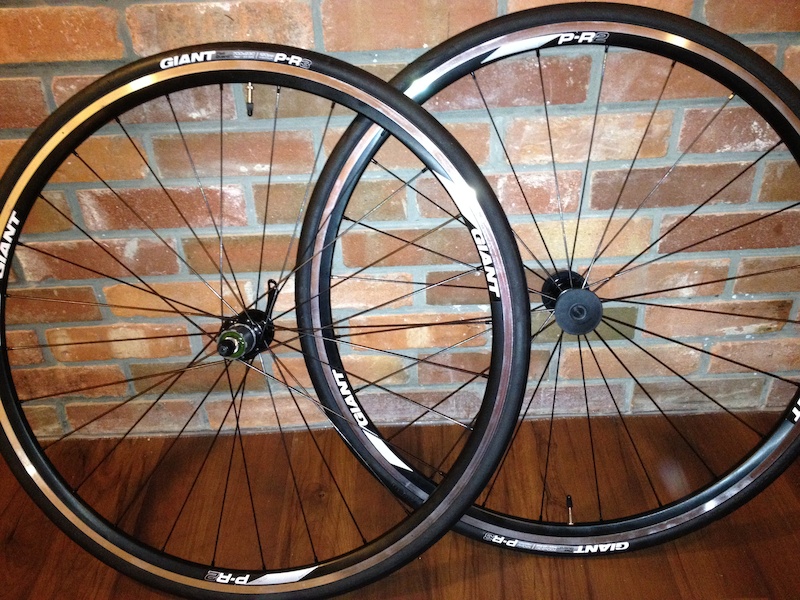 Giant P-R2 road wheel set For Sale