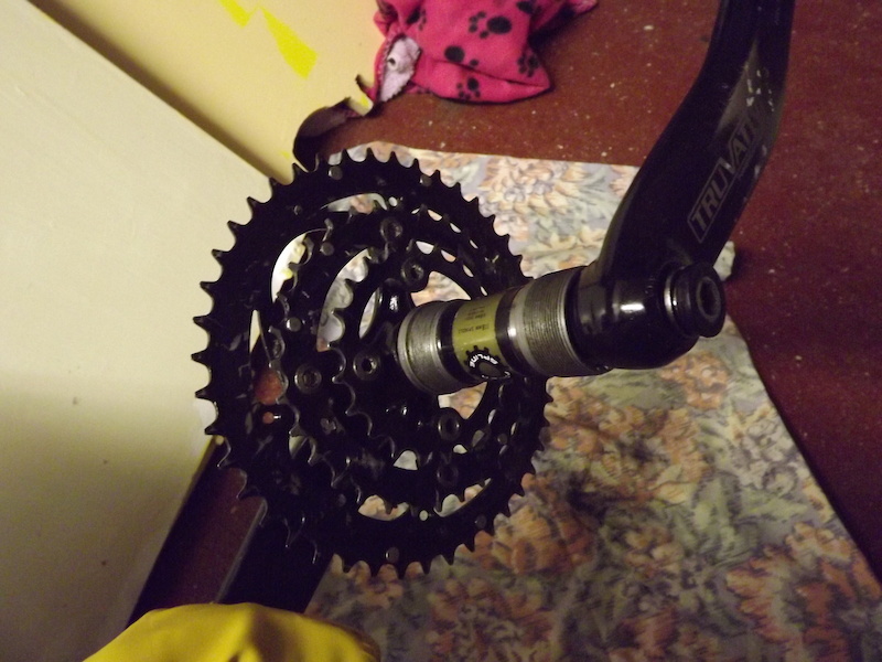 Truvativ 'Isoflow' Cranks and Truvativ Powerspline BB For Sale