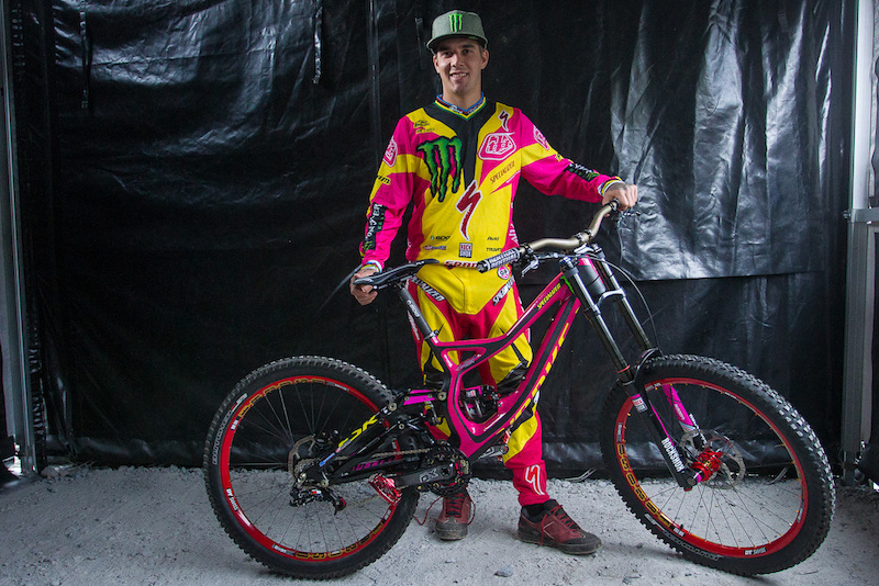 Sam Hill races for Breast Cancer Awareness - Pinkbike