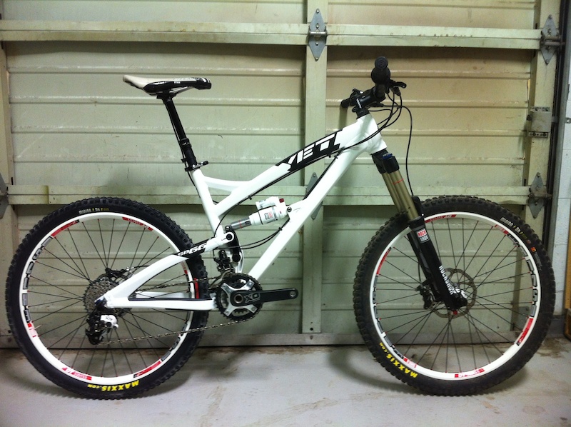 Yeti SB-66 - Medium - 18 inch - White For Sale
