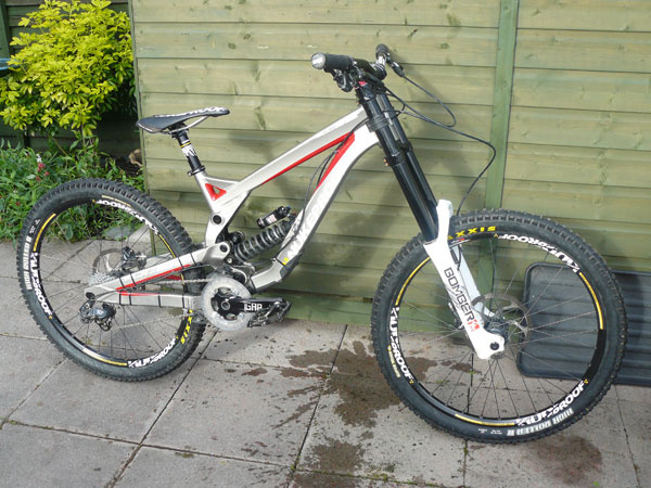 2010 Nukeproof Pulse Comp size Small with 888 RC3 Evo fork For Sale
