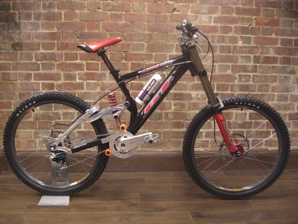 in Surrey, United Kingdom - photo by invasioncycles - Pinkbike