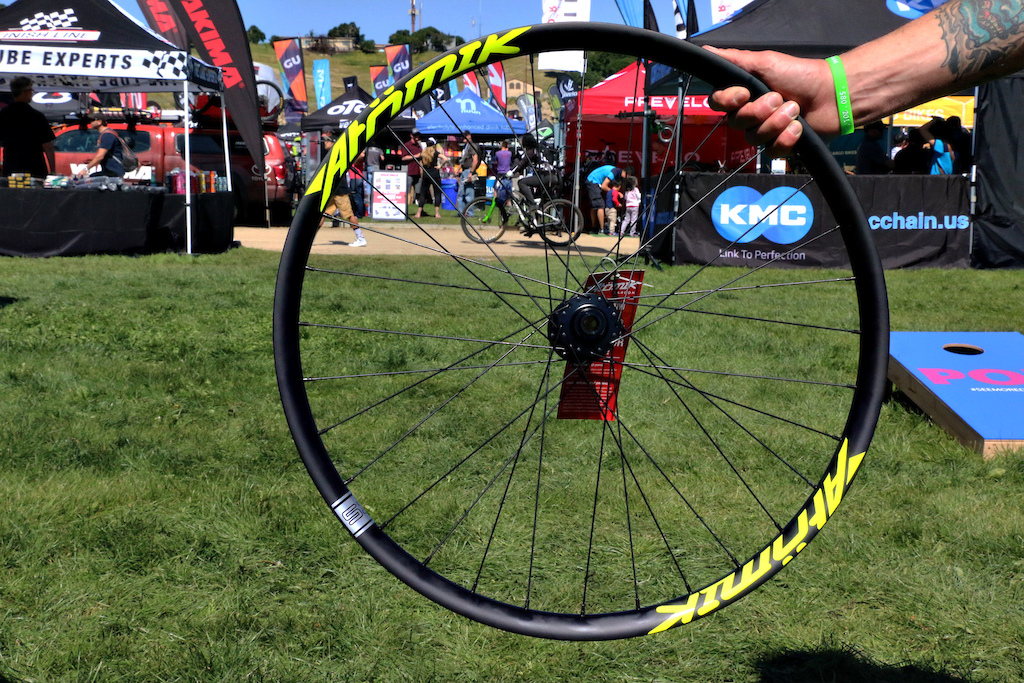Atomik Debuts New Technologies in Carbon Wheelsets - Pinkbike