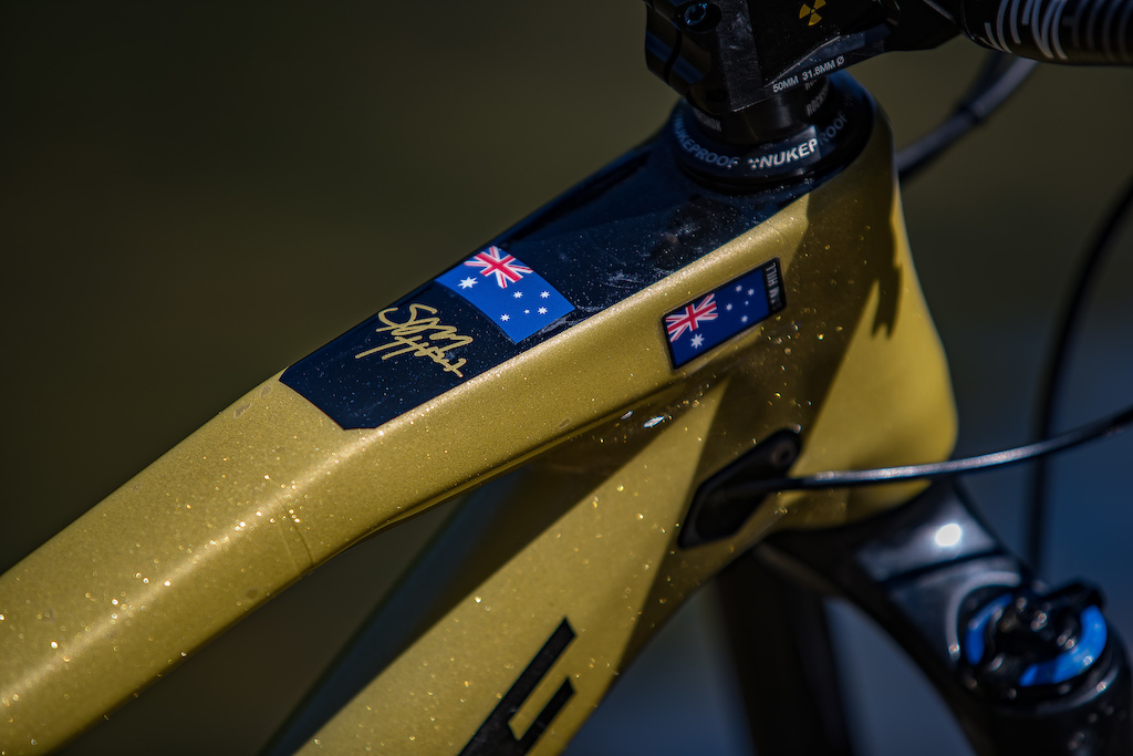 Sam Hill Goes Full Enduro - Cairns DH World Champs 2017 - Pinkbike
