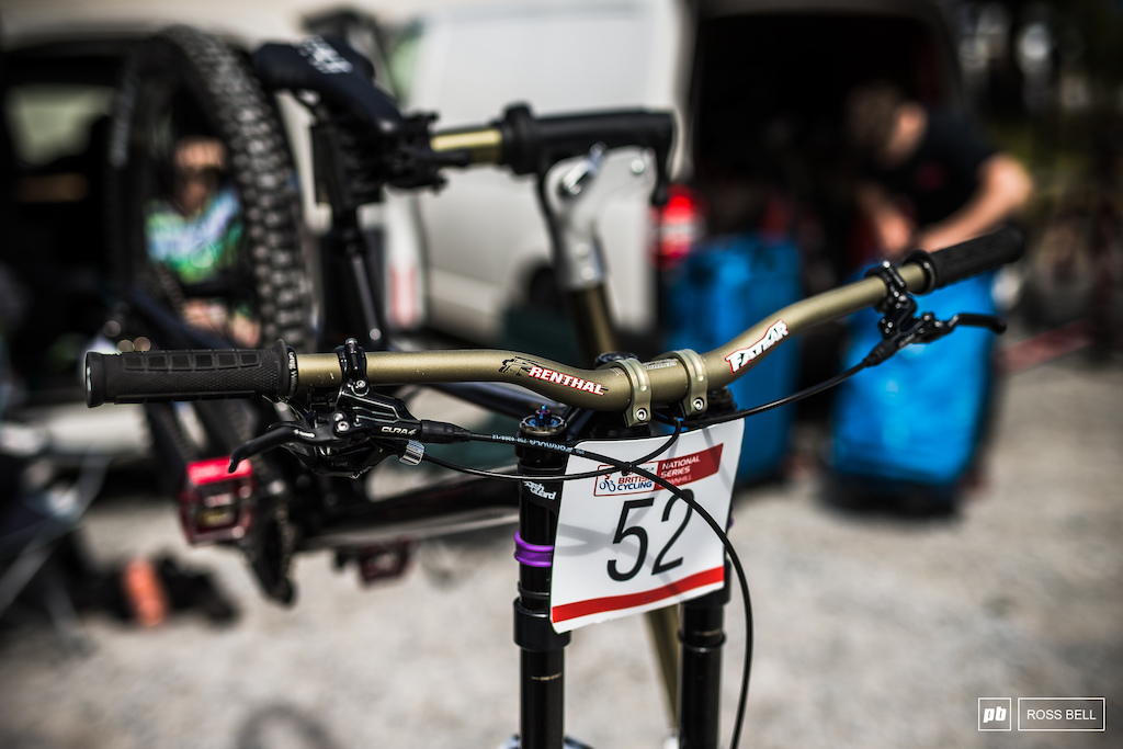 8 World Cup DH Racers' Cockpit Setups - British National Series Round 2 ...