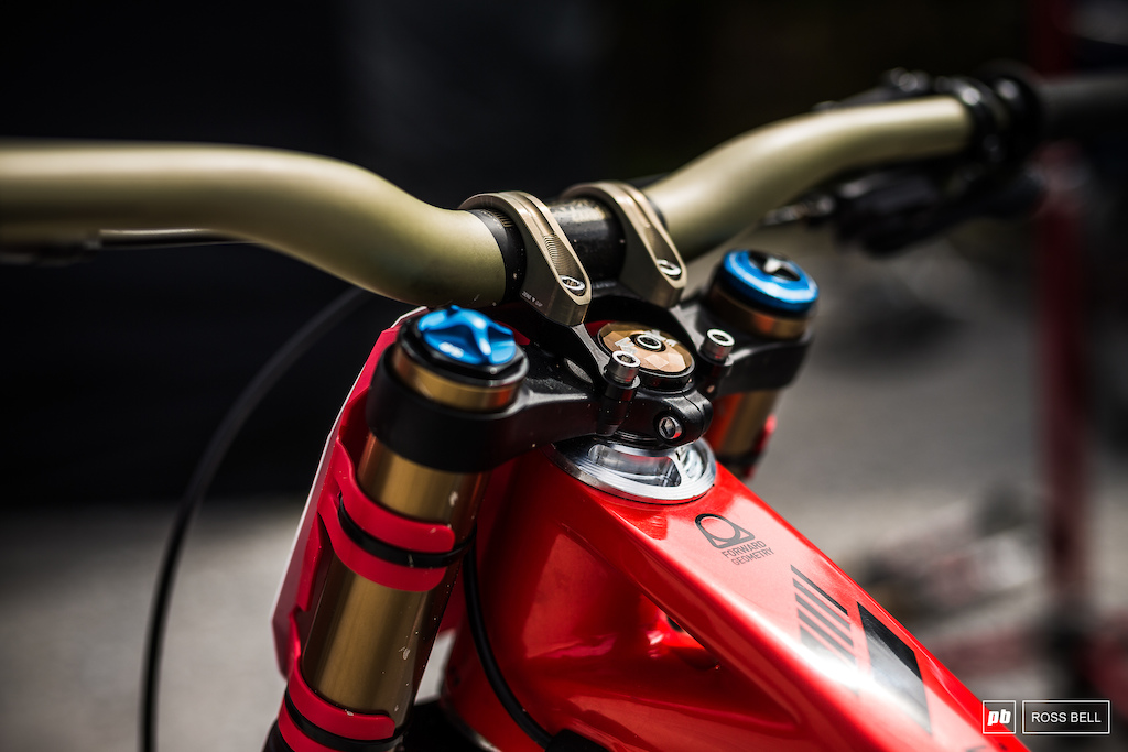 8 World Cup DH Racers' Cockpit Setups - British National Series Round 2 ...